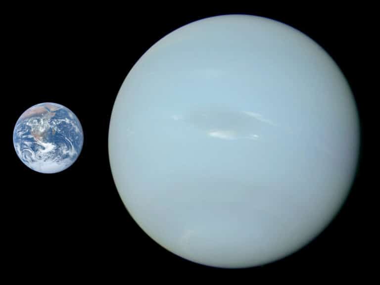 Neptune,_Earth_size_comparison_true_color - Mentes Curiosas